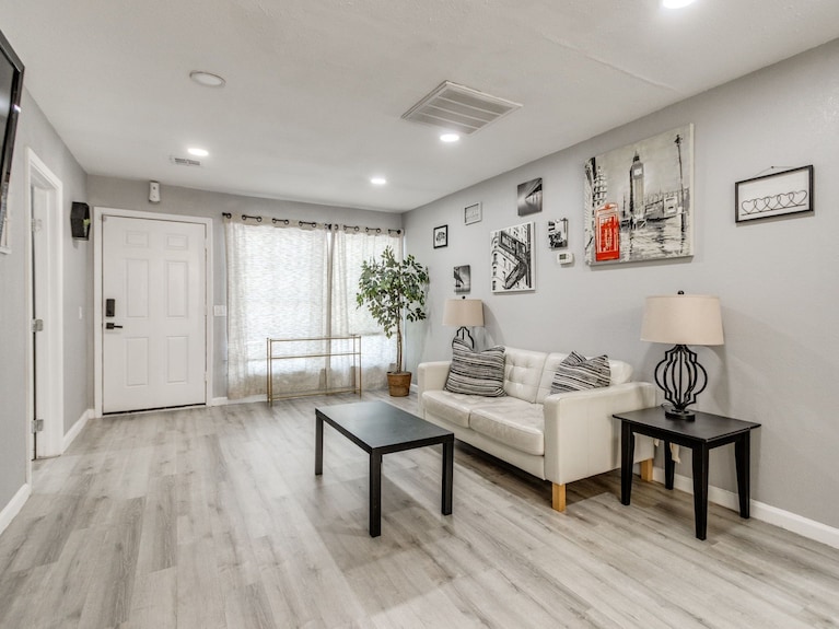 Experience Convenience And Comfort In This Cozy Fully Updated Modern Home! - Deep Deuce - Oklahoma City