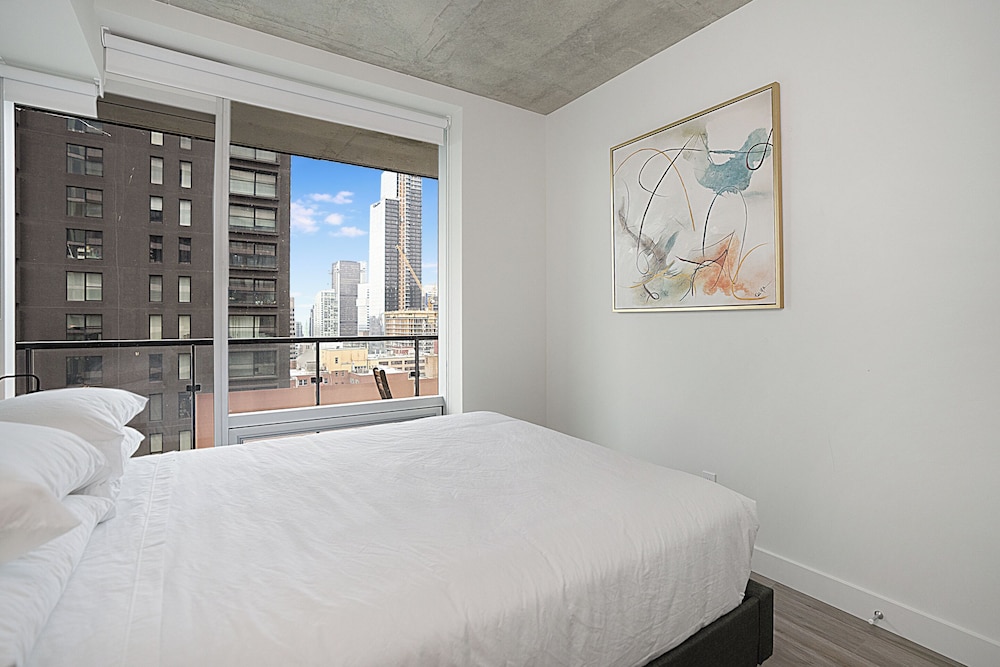 New Luxury Unit in Heart of MTL 901 | Metro access - Montreal | Vrbo