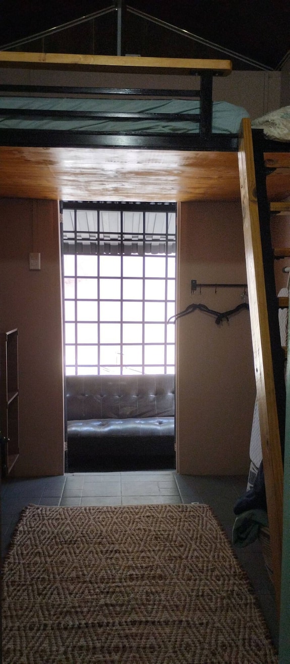 Walkable, Nightlife, Safe Neighborhood,pos,wifi, Coffee,\n\n - ポート・オブ・スペイン