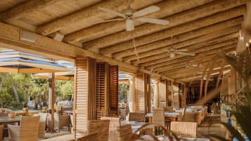 2 restaurantes, pequenos-almoços servidos, cozinha espanhola