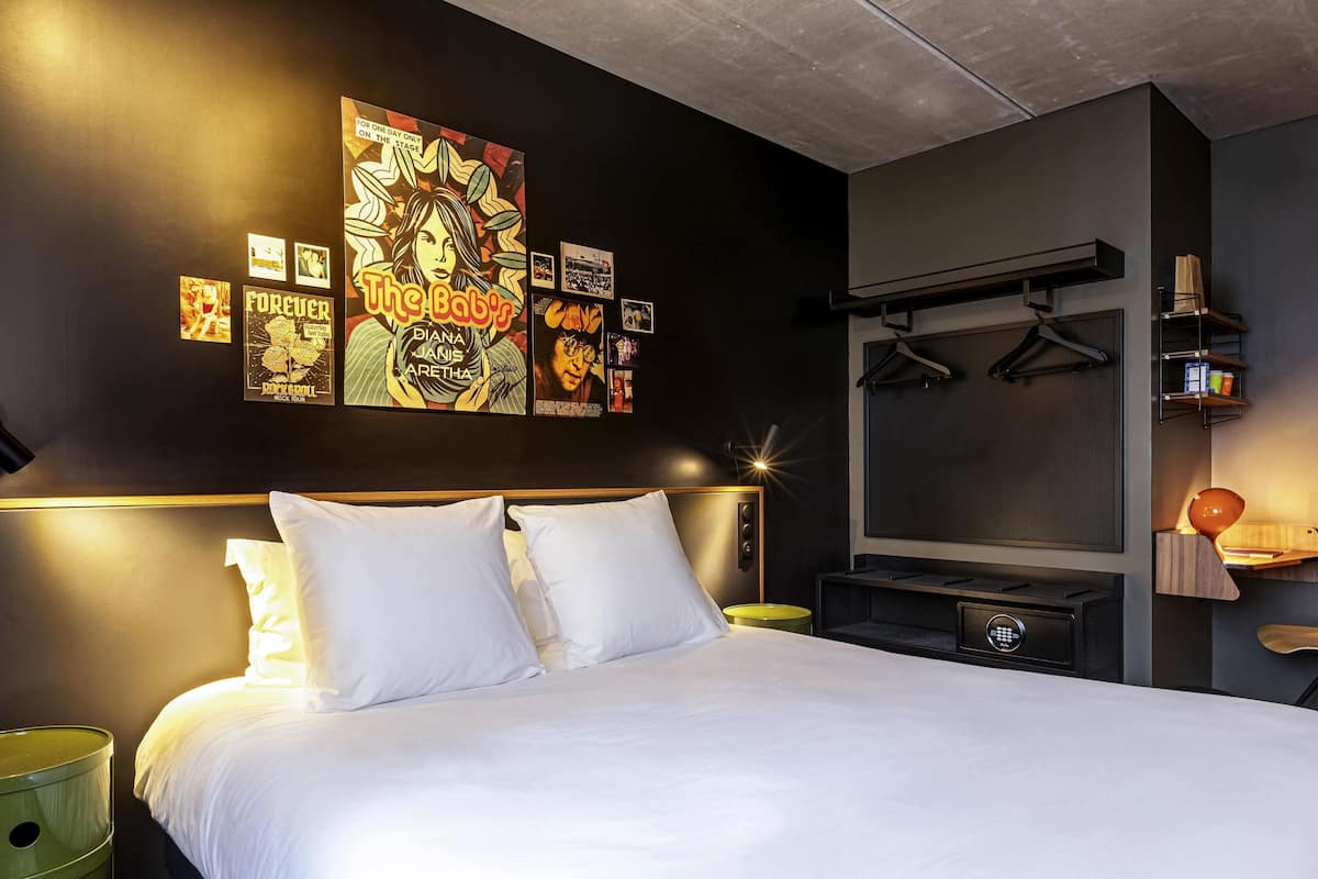 Suíte standard, quartos conectados | Roupas de cama premium, cofres nos quartos