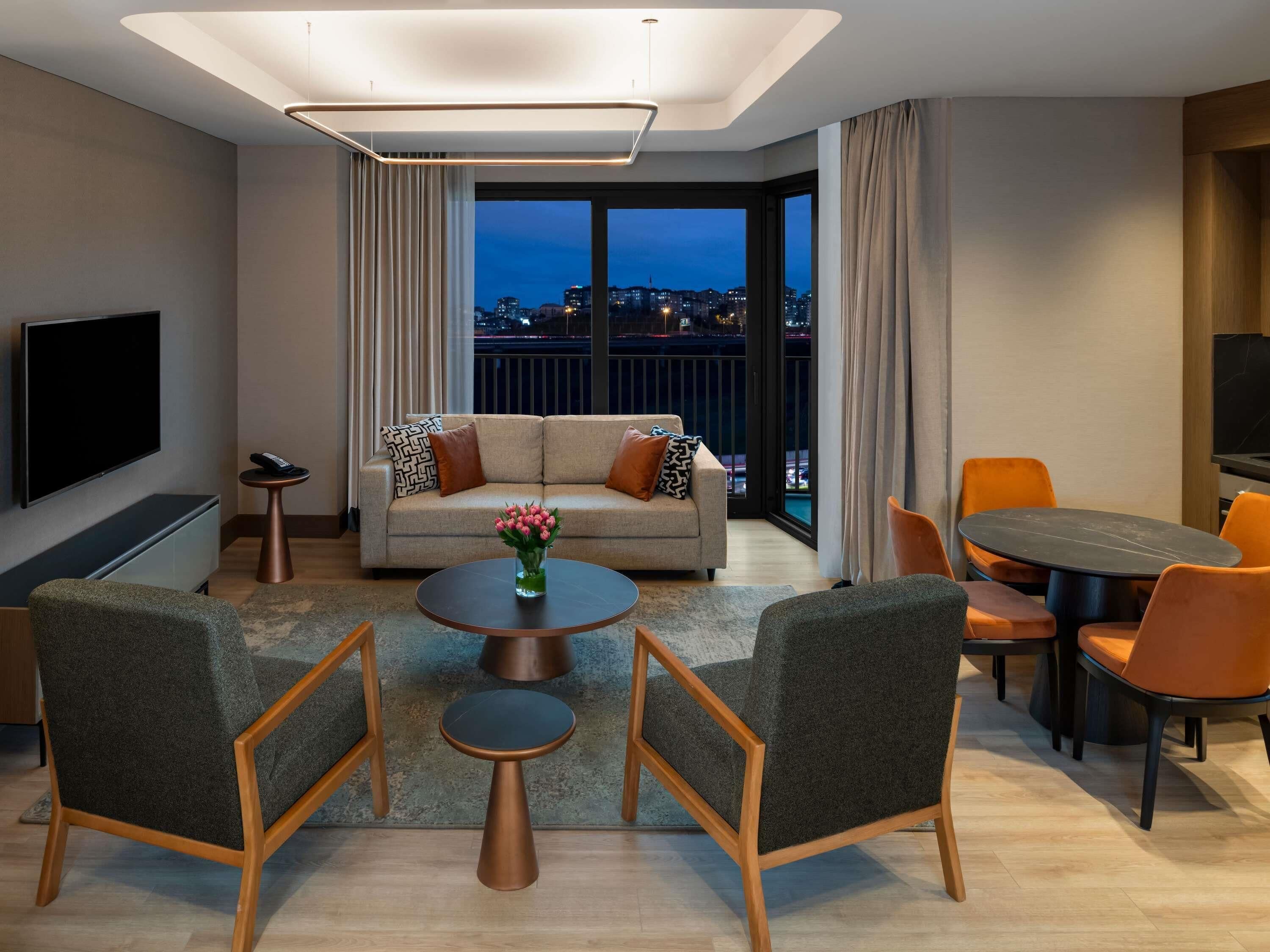 Apartamento luxo, 1 quarto | Roupas de cama premium, edredons de pluma, cofres nos quartos
