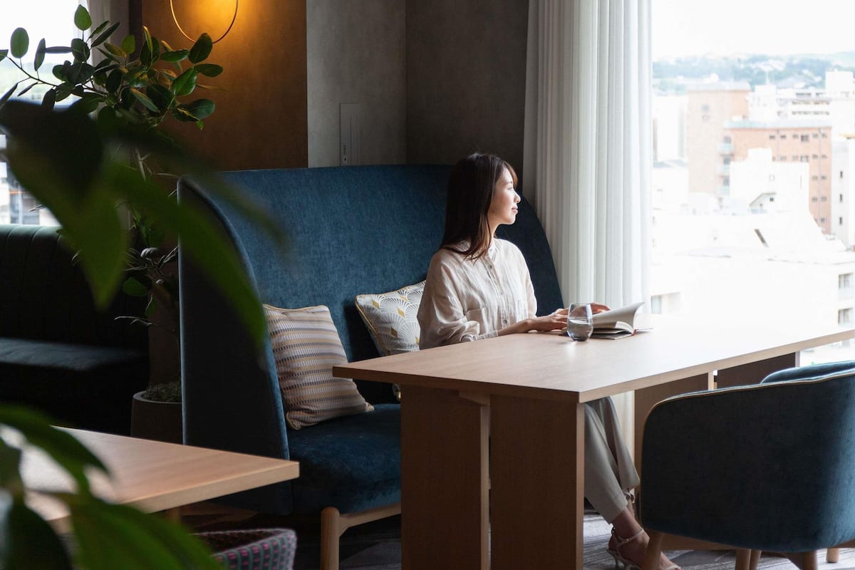 Roupas de cama antialérgicas, cofres nos quartos, cortinas blackout