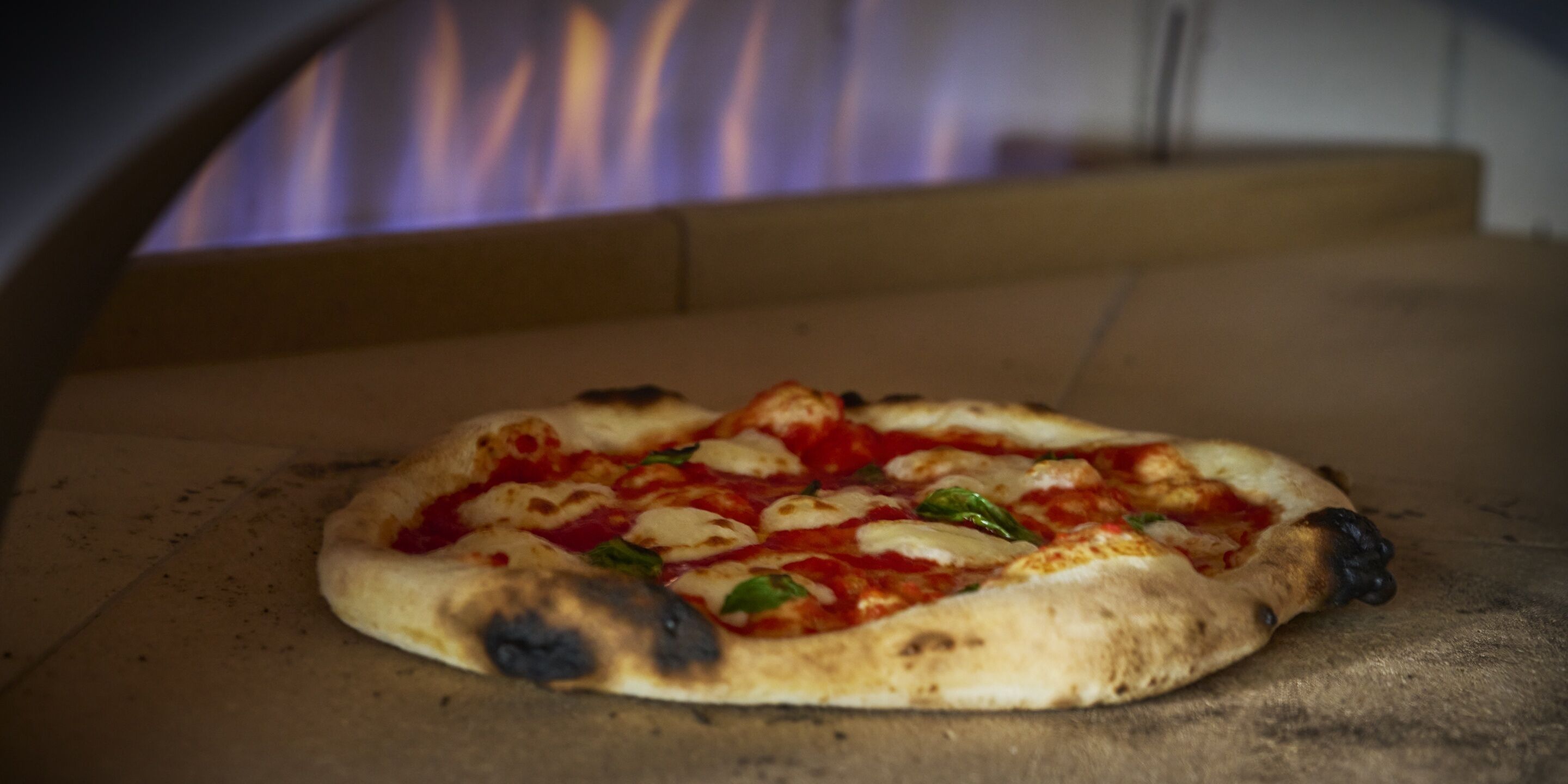 Pizza em forno a lenha.