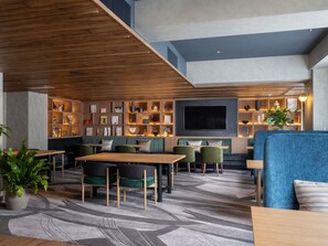 Roupas de cama antialérgicas, cofres nos quartos, cortinas blackout