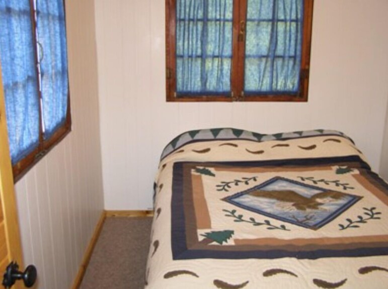 Papins Resort Crow Cabin - Michigan