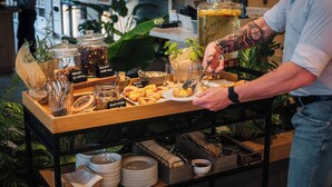 Disposição de buffet com diversos alimentos e acompanhamentos.