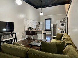 Loft conforto, 2 camas Queen, banheira, vista para o jardim | Área de estar | Smart TV 45 polegadas com canais digitais, livros, serviços de streaming