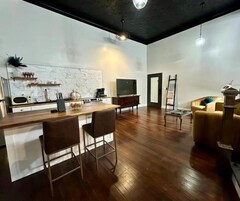 Casa romântica, 1 cama King, para não fumantes, banheira | Cozinha privada | Geladeira grande, micro-ondas, fogão, cooktop