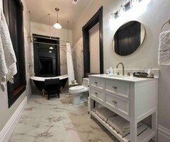 Casa romântica, 1 cama King, para não fumantes, banheira | Banheiro | Produtos de toalete biodegradáveis, secador de cabelo, roupões de banho