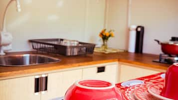 Suite | Cozinha privada | Um frigorífico, uma placa de cozinha, utensílios de cozinha