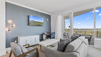 Apartamento de Luxo | Sala de estar | Smart TV de 50 polegadas com canais por cabo