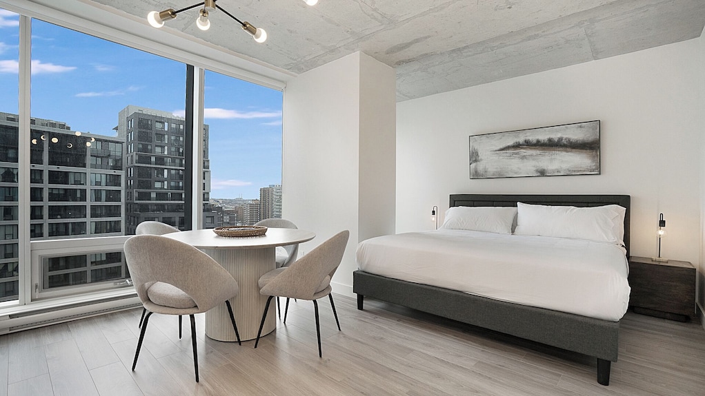 Luxury Studio In Heart Of Mtl 904 | Metro Access - Laval