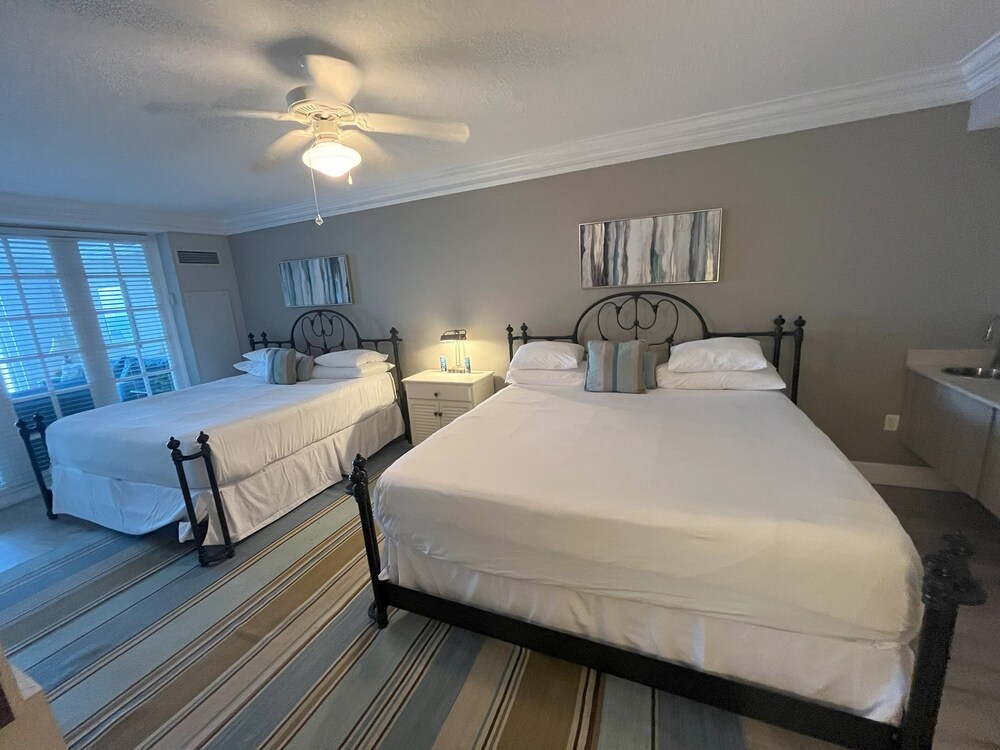 Oceanfront Suite In A Beautiful Resort Located Right On The Sand!! - Pompano Beach, FL