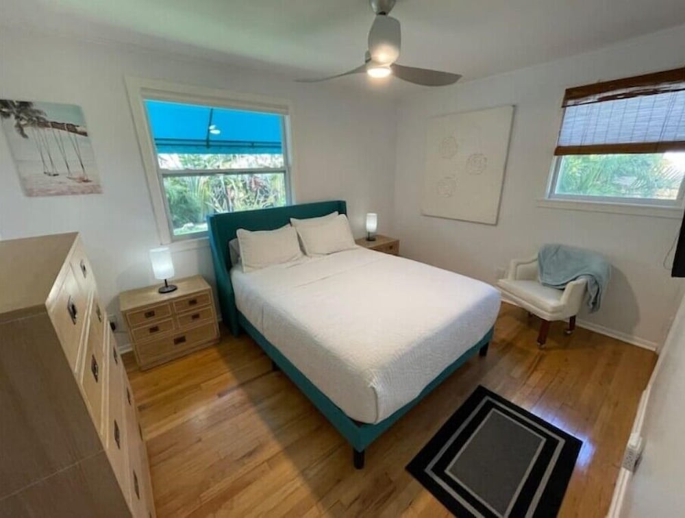 Charming Updated Cottage, Fully Fenced, Dog Friendly, 3min/downtown, 8min /Beach - 高爾夫