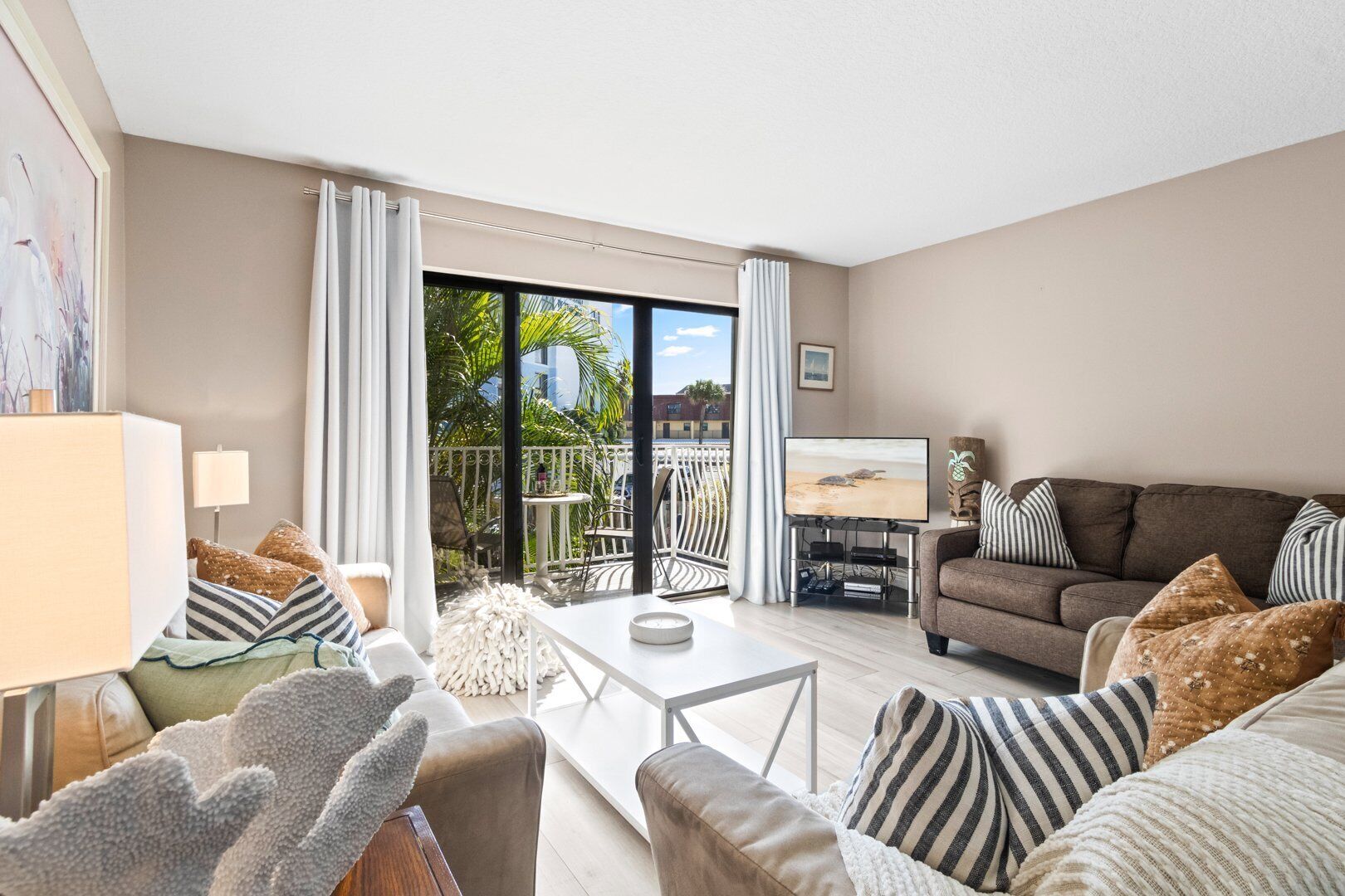 Sunny Condo W/ Private Balcony, Heated Pool, And Steps To Beach Access & Pier! ️️ - Cocoa Beach