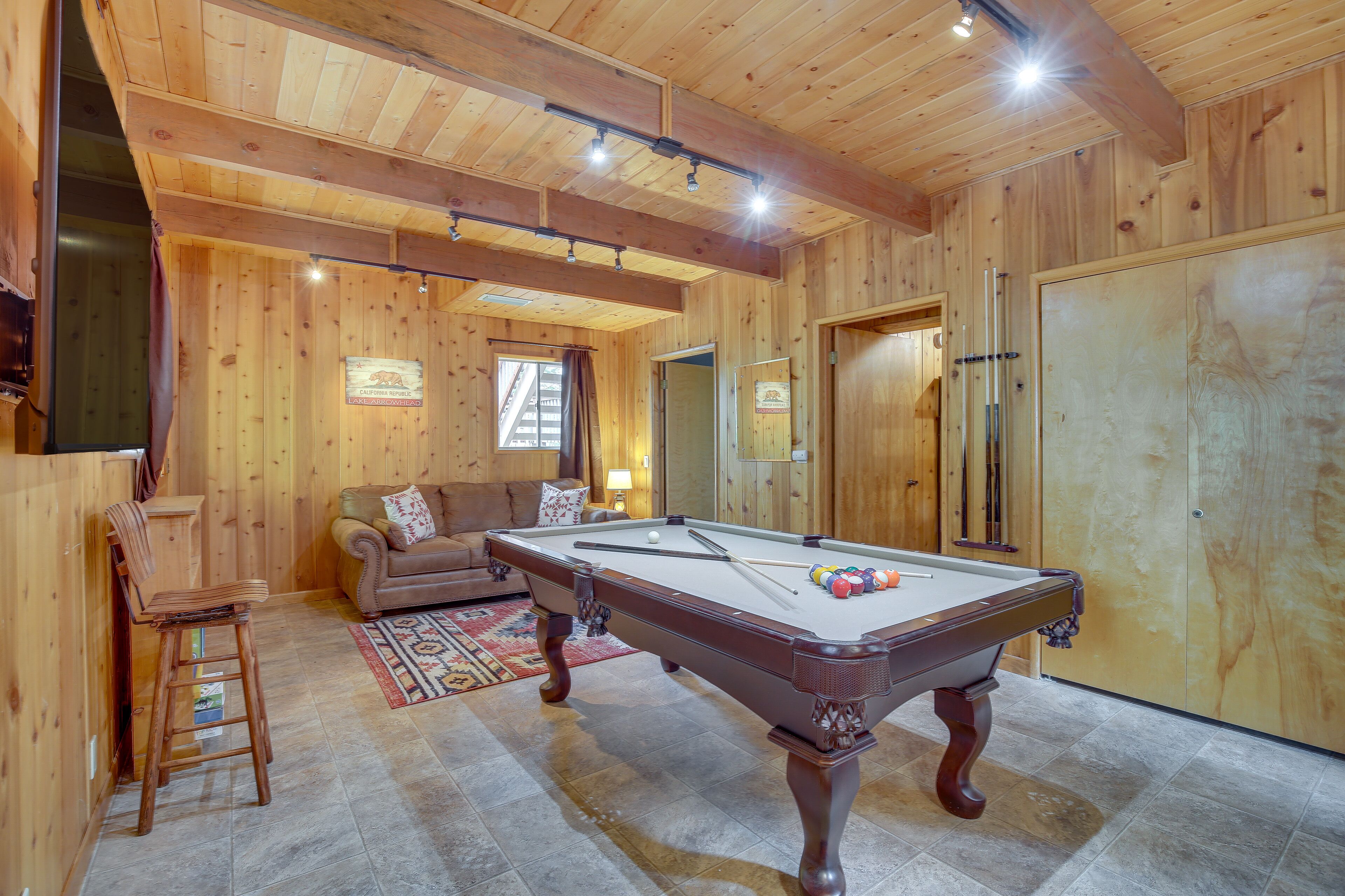 Woodsy Lake Arrowhead Cabin W/ Fire Pit Table - Lake Arrowhead, CA