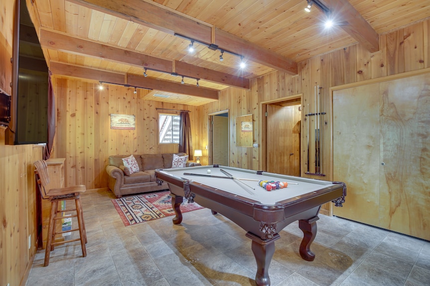 Woodsy Lake Arrowhead Cabin W/ Fire Pit Table - Lake Arrowhead, CA