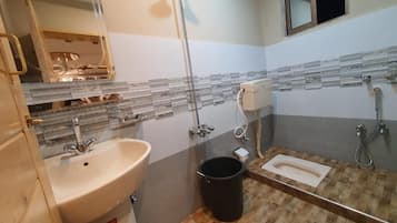 Quarto Duplo Deluxe | Casa de banho | Um polibã, produtos de higiene exclusivos, chinelos, toalhas fornecidas