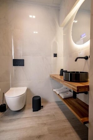 Um polibã, um secador de cabelo, toalhas fornecidas 