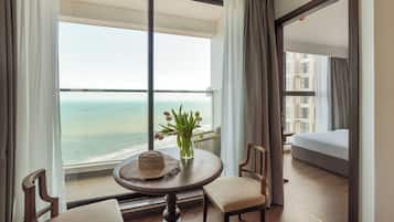 Apartamento Premium, 2 quartos, kitchenette, vista para o oceano | Roupa de alta qualidade, camas de colchão viscoelástico, minibar