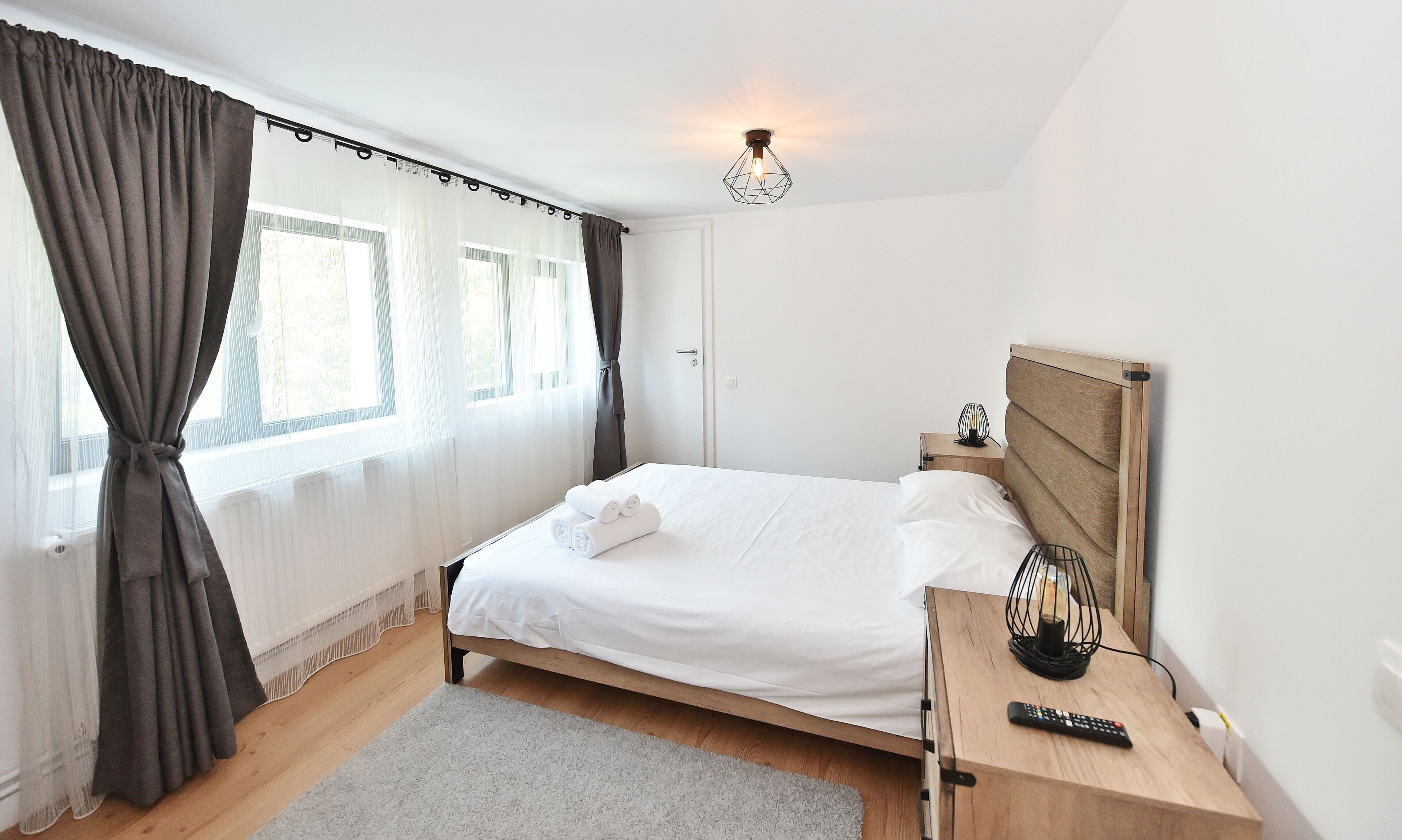 Quarto Clássico com Cama de Casal, vista parcial para o lago | Wi-fi grátis 