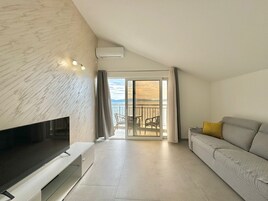 Apartamento Familiar, vista para o mar | Sala de estar | Televisor LCD de 32 polegadas com canais por cabo 