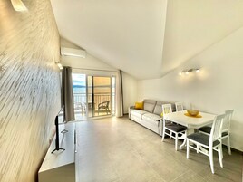 Apartamento Familiar, vista para o mar | Sala de estar | Televisor LCD de 32 polegadas com canais por cabo 