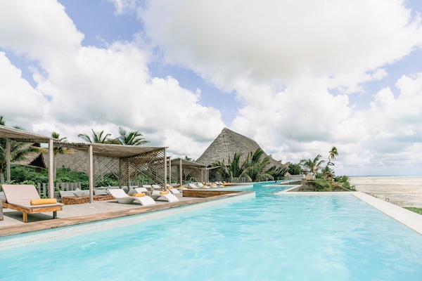 3 piscinas exteriores, toldos gratuitos, espreguiçadeiras
