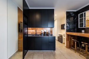 Apartamento Deluxe | Cozinha privada | Um frigorífico, um micro-ondas, uma torradeira, utensílios de cozinha