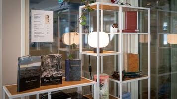 Uma estante com livros e objetos decorativos.