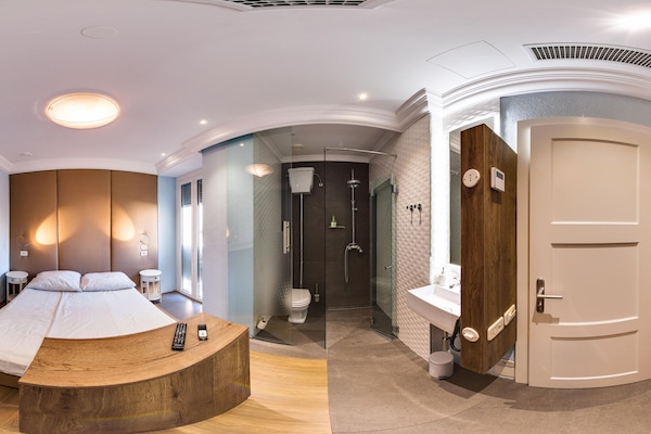 Quarto urbano, 1 cama Queen | Cofres nos quartos, quartos à prova de som, Wi-Fi de cortesia
