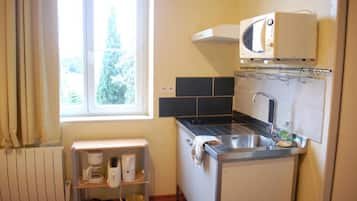Minifrigorífico, um micro-ondas, uma placa de cozinha