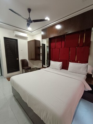 Quarto Duplo Deluxe | Secretária, secretária adequada para computadores portáteis 