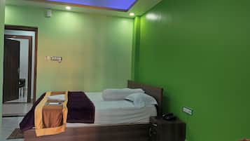 Quarto Duplo Deluxe | Sala de estar | TV de ecrã plano