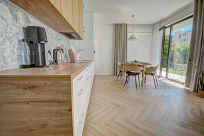 Apartamento Comfort, vista para o jardim | Ferro/tábua de engomar, Wi-fi grátis, roupa de cama fornecida 