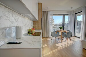 Apartamento conforto | Cozinha americana privada | Geladeira grande, cooktop, lava-louças, chaleira elétrica