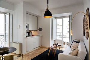 Apartamento Standard | Cozinha privada | Um frigorífico, um micro-ondas, uma máquina de lavar louça 