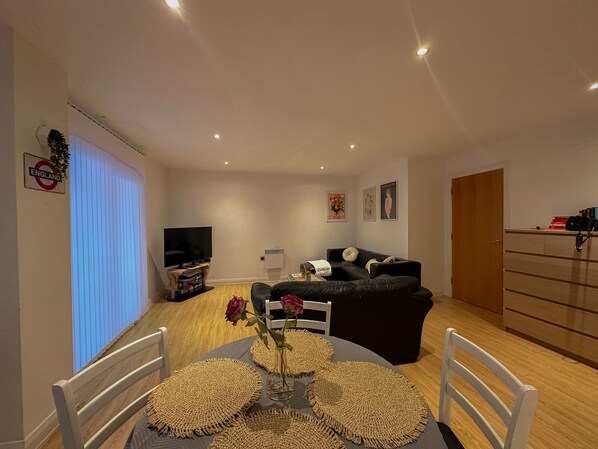 Apartamento | Área de estar | TV