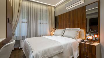 Quarto conforto, vista para a cidade | Cofres nos quartos, escrivaninha, cortinas blackout