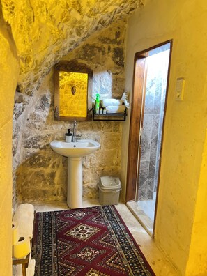 Quarto Familiar | Casa de banho | Um polibã, toalhas fornecidas