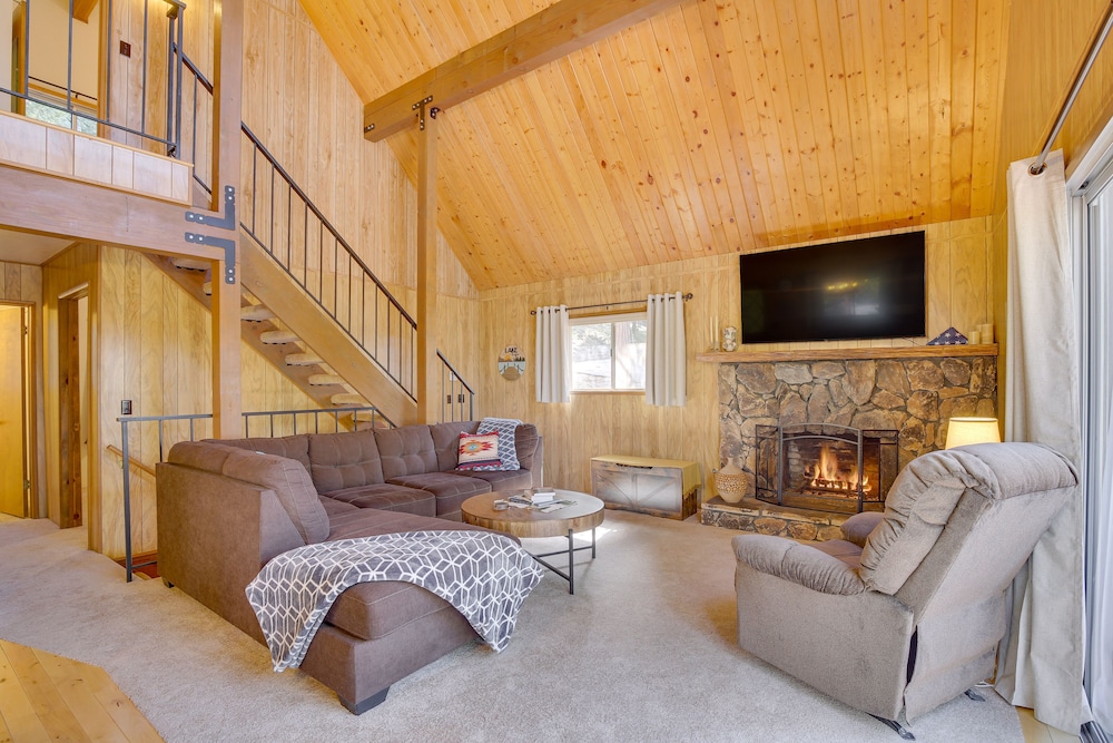 Woodsy Lake Arrowhead Cabin W/ Fire Pit Table - Lake Arrowhead, CA