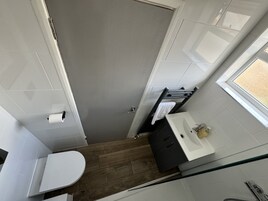 Quarto Individual Comfort, casa de banho anexa | Casa de banho | Uma combinação polibã/banheira, toalhas fornecidas