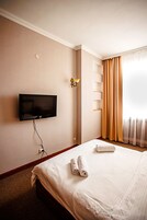 Quarto casal standard | Escrivaninha, Wi-Fi de cortesia, roupa de cama