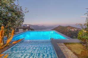 Piscina no piso superior