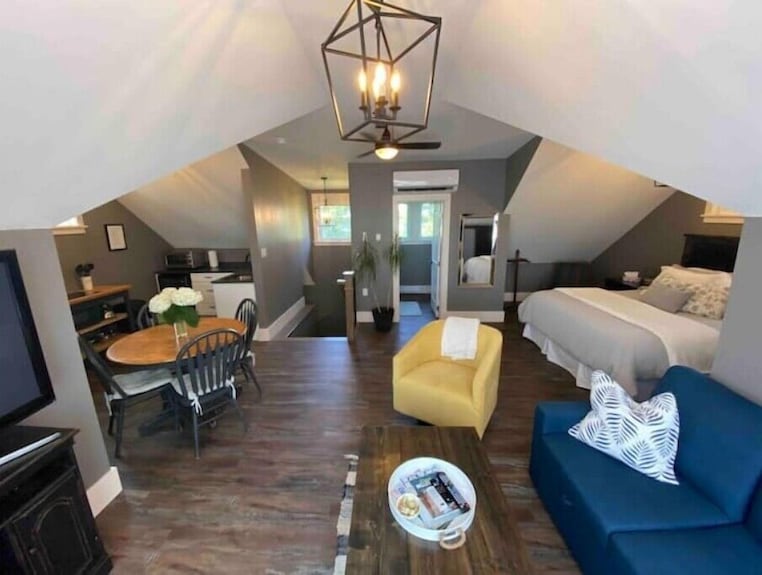 Lovely Spacious 600sq Ft Loft With Beautiful Views - Prince Edward