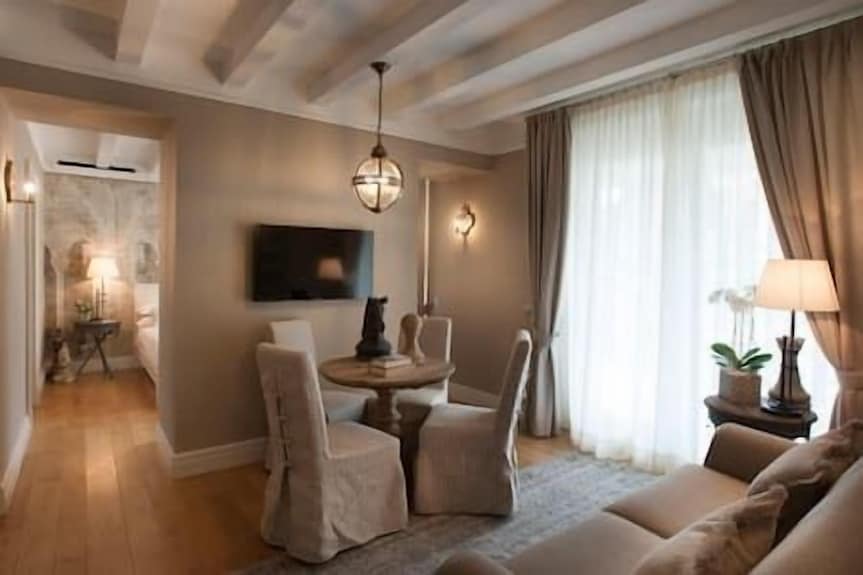 Elegant, Bright Apartment In Villa With Large Covered Terrace And Furnished - Barolo