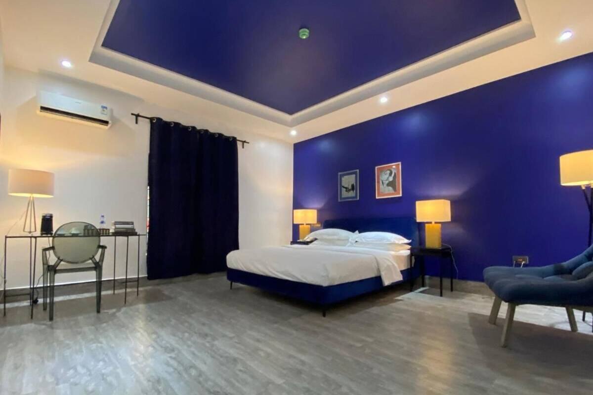 Quarto moderno com uma cama, uma escrivaninha e uma cadeira.