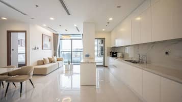 Apartamento, 3 quartos | Área de estar | TV de tela plana 45 polegadas com canais a cabo