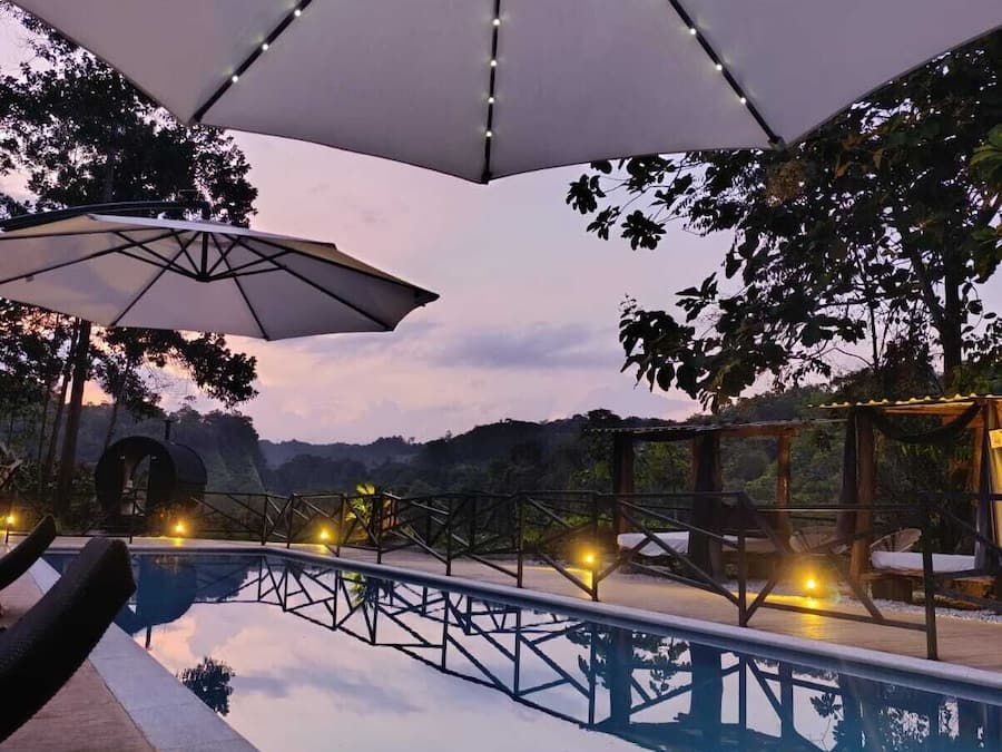 2 piscinas exteriores, guarda-sóis, espreguiçadeiras
